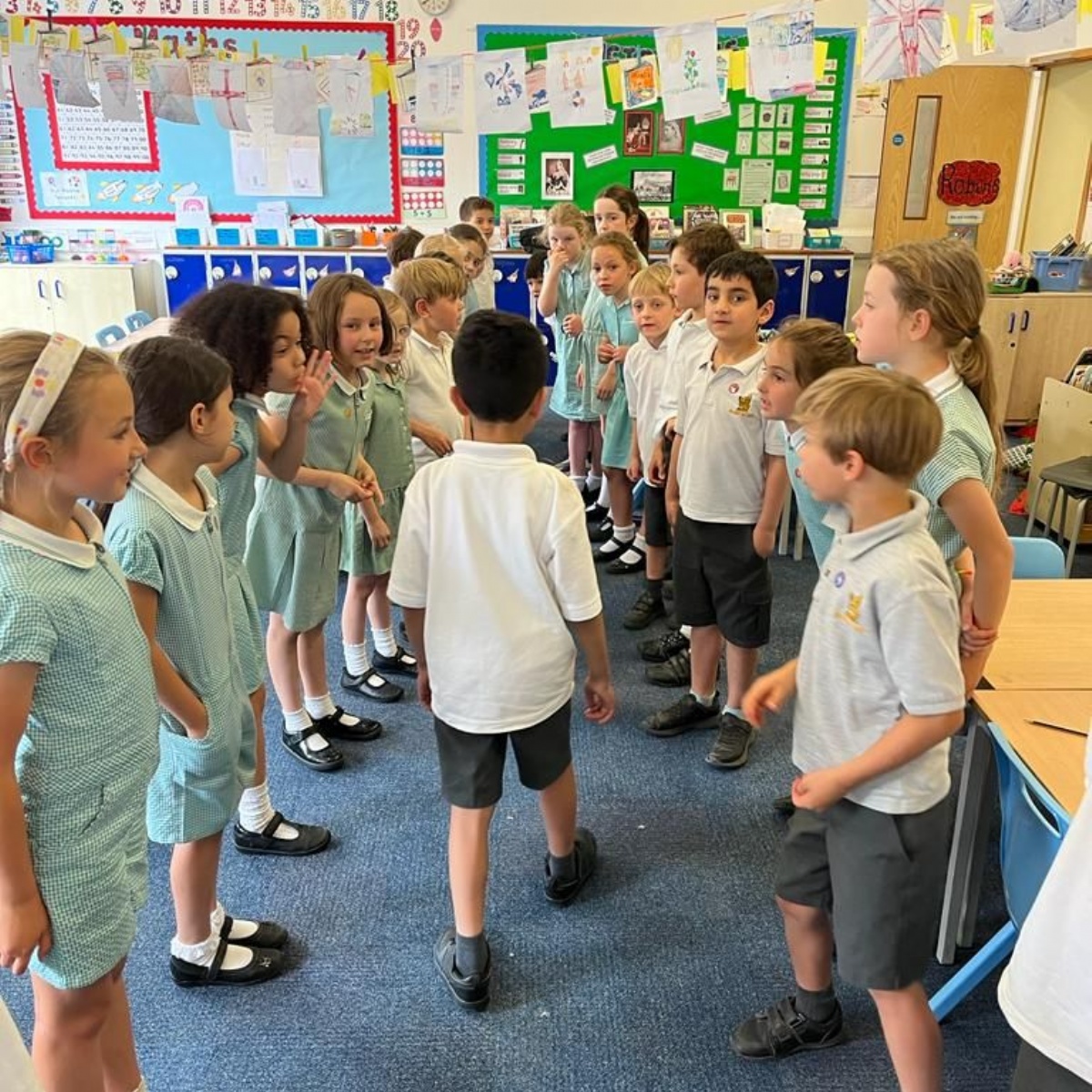 Sheen Mount Primary - Through the tunnel.....