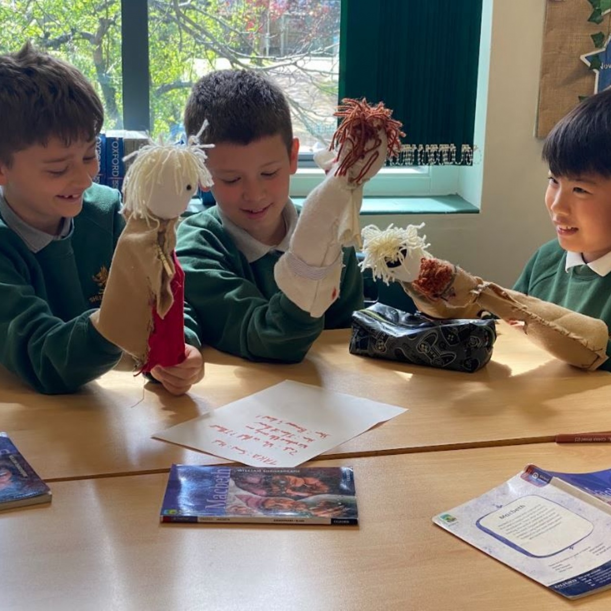 Sheen Mount Primary - Performing with puppets and finding lost words
